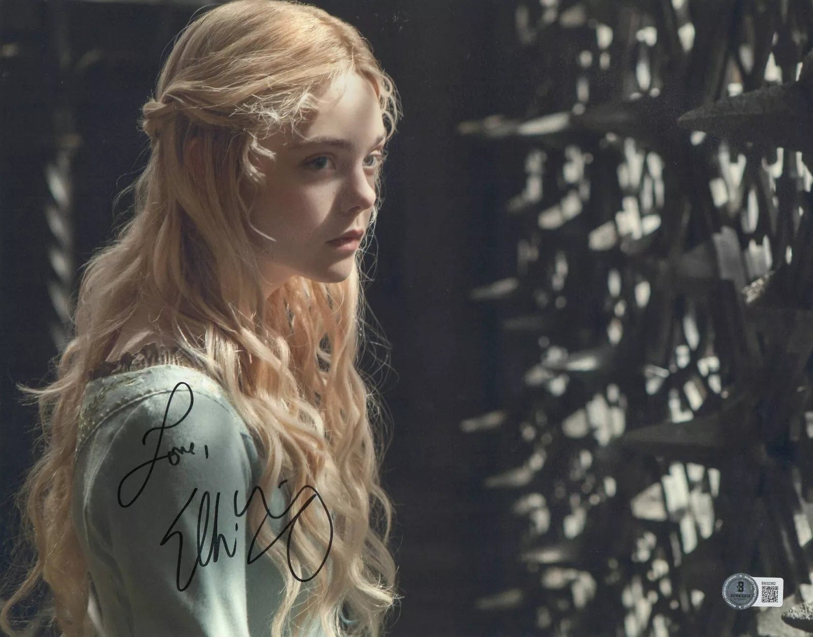 Elle Fanning Autographed 11x14 Photo | Beckett COA
