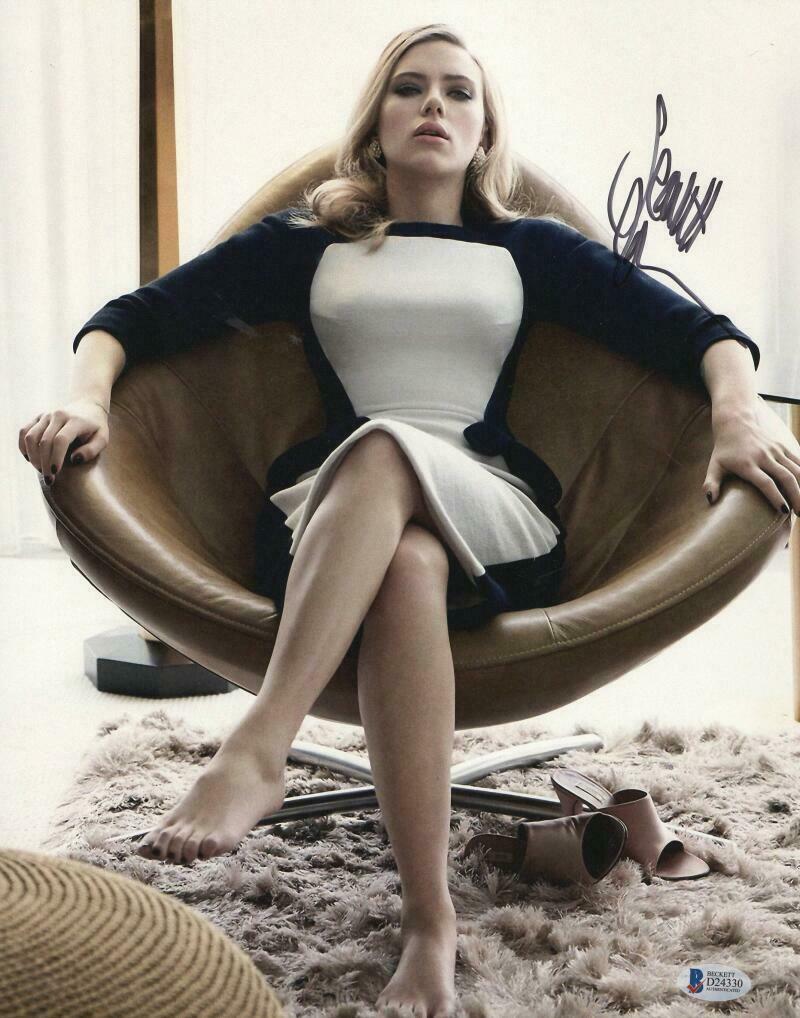 Scarlett Johansson Autographed 11x14 Photo - PTS